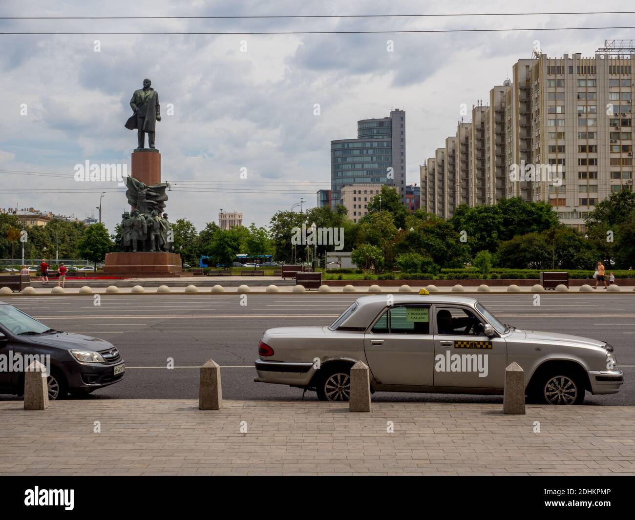 Lenin statue located by Leninsky Avenue, Moscow Stock Photo - Alamy