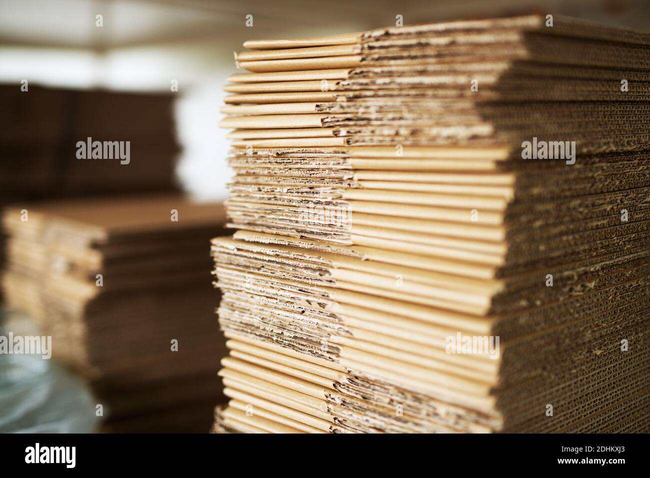 Cross section stacked corrugated cardboard hi-res stock photography and ...