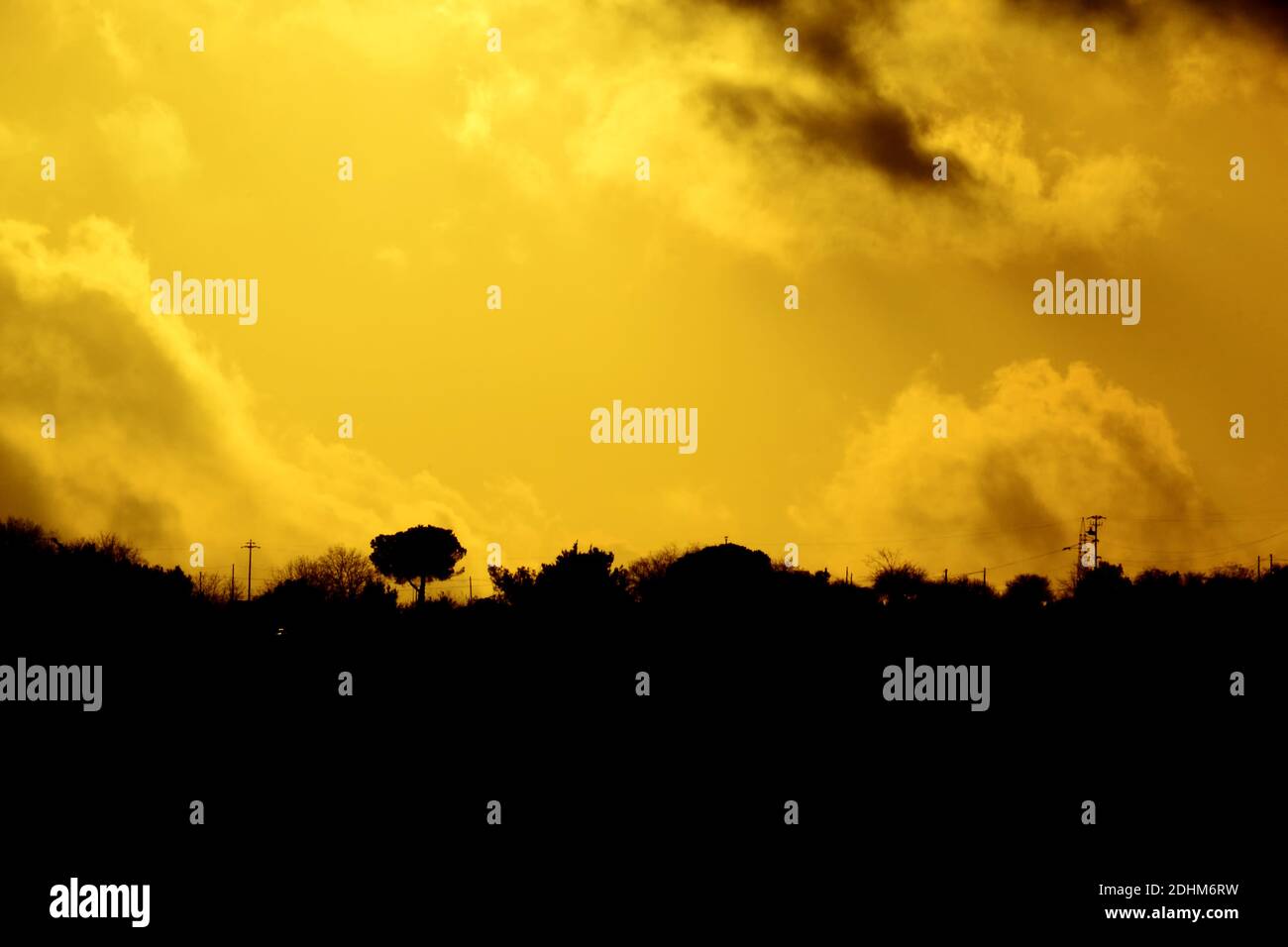 Golden yellow sunset hi-res stock photography and images - Alamy