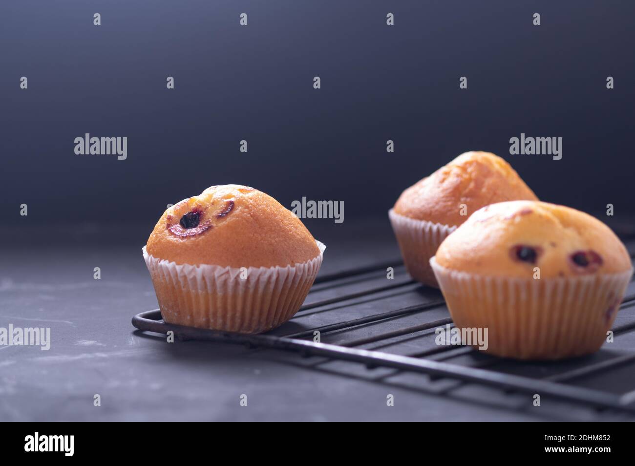 Cooking creamy muffins Cream muffins on a wire rack Stock Photo - Alamy