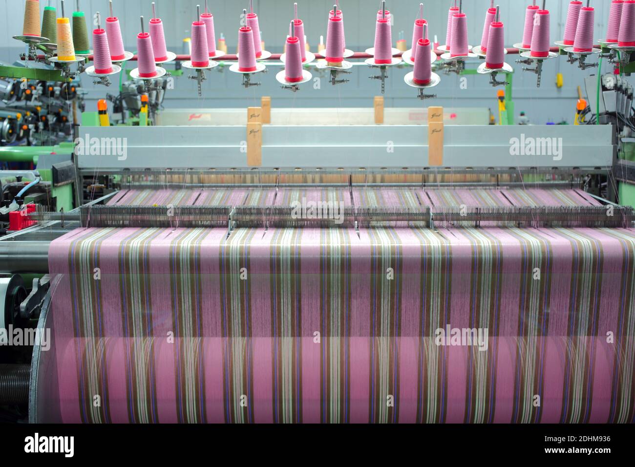 Weaving wool scotland hi-res stock photography and images - Alamy