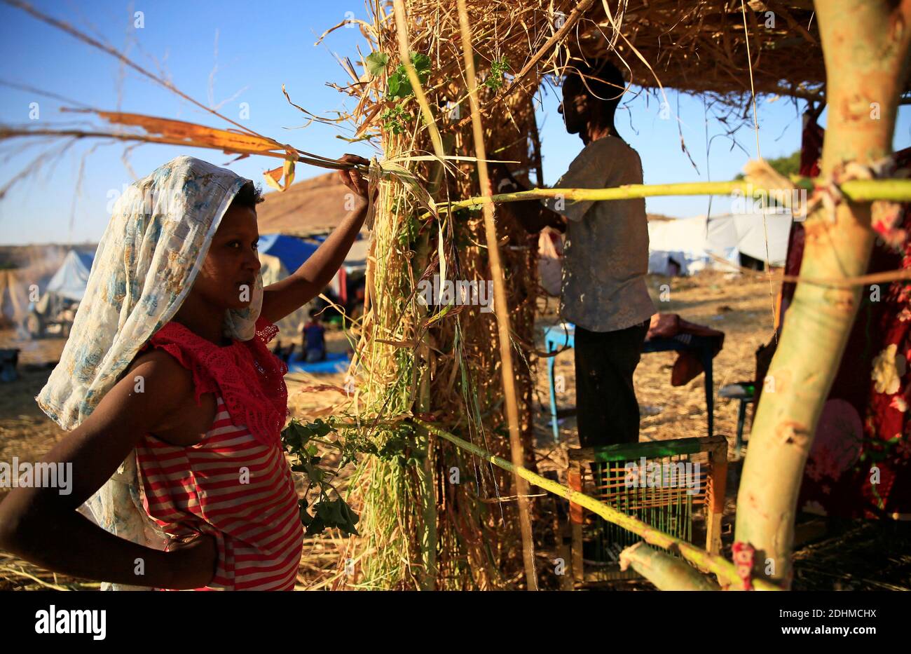 Refugee couple hi-res stock photography and images - Alamy
