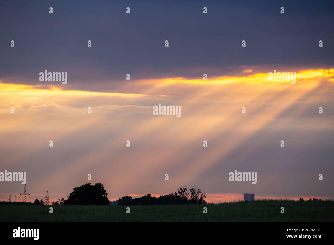 Rays of sun piercing clouds hi-res stock photography and images - Alamy