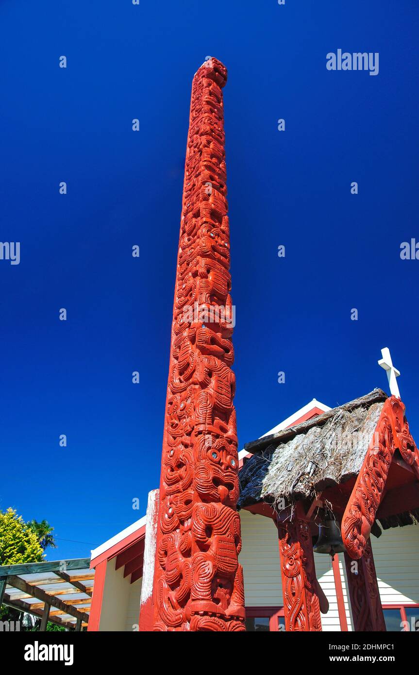 Totem pole by The Meeting House, Whakarewarewa Living Thermal Village ...