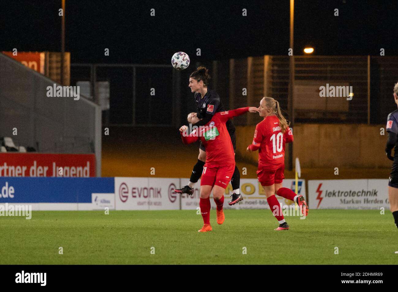 Essen, Germany. 11th Dec, 2020. Eleni Markou (#10 SGS) jumps for a ...