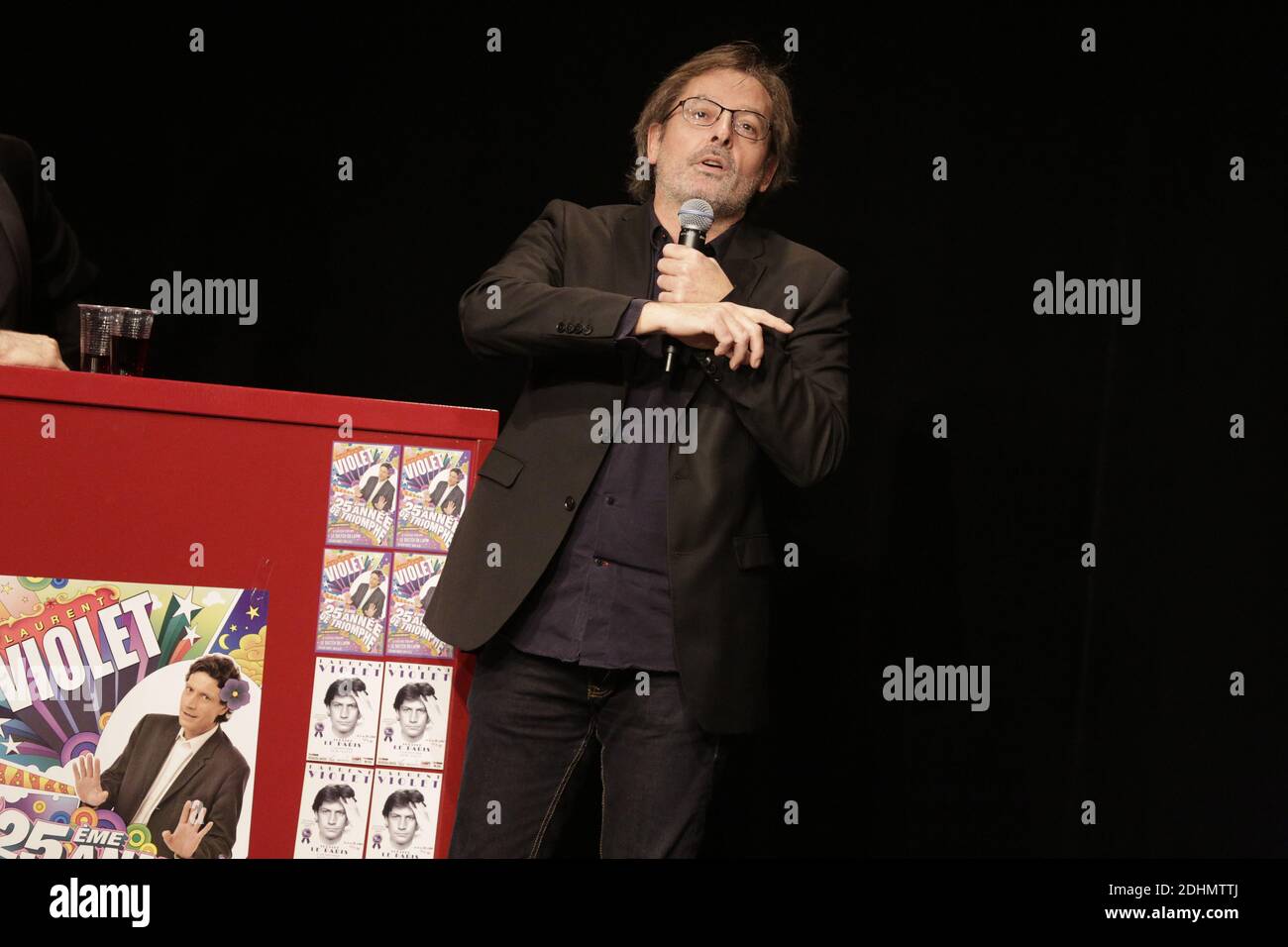 Christophe Aleveque assiste a la soiree Hommage a Laurent Violet au ...