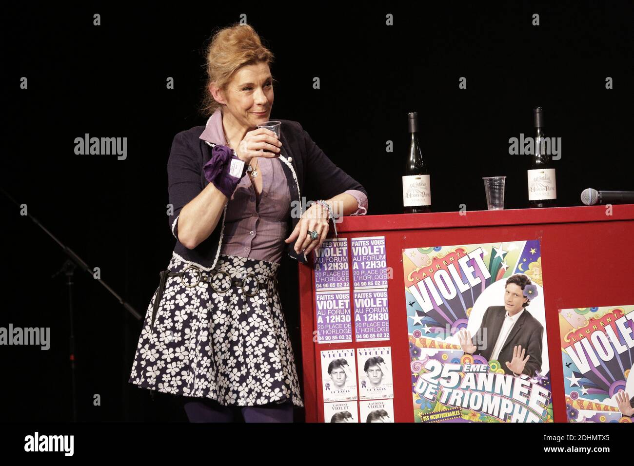 Frigide Barjot assiste a la soiree Hommage a Laurent Violet au Theatre ...