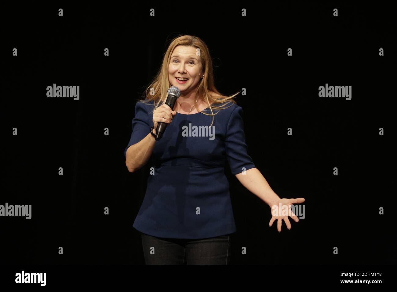 Sophie Porte assiste a la soiree Hommage a Laurent Violet au Theatre ...