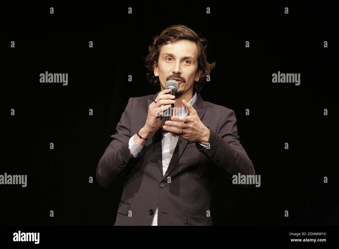 Arnaud Tsamere assiste a la soiree Hommage a Laurent Violet au Theatre ...