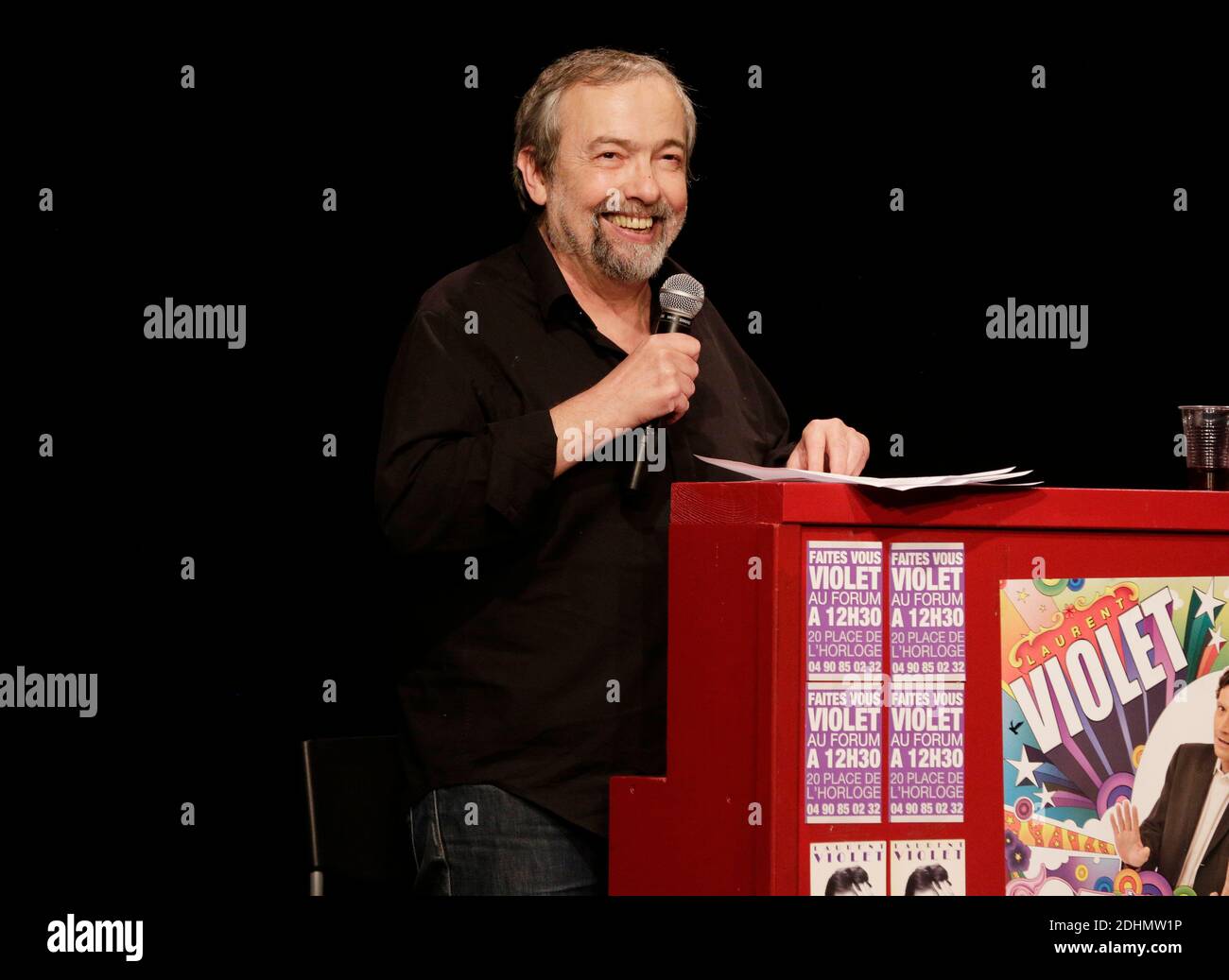 Didier Porte assiste a la soiree Hommage a Laurent Violet au Theatre ...