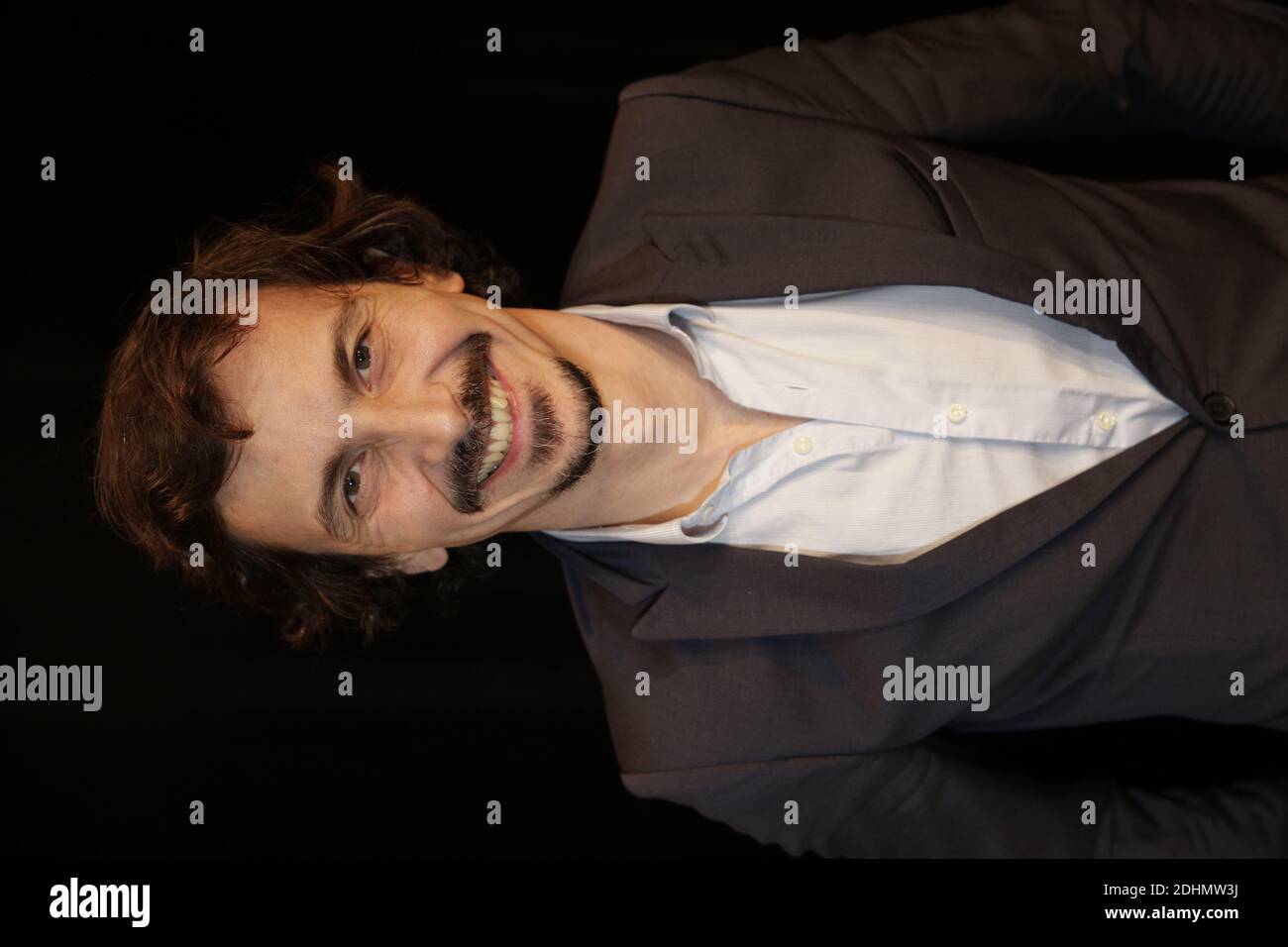 Arnaud Tsamere assiste a la soiree Hommage a Laurent Violet au Theatre ...