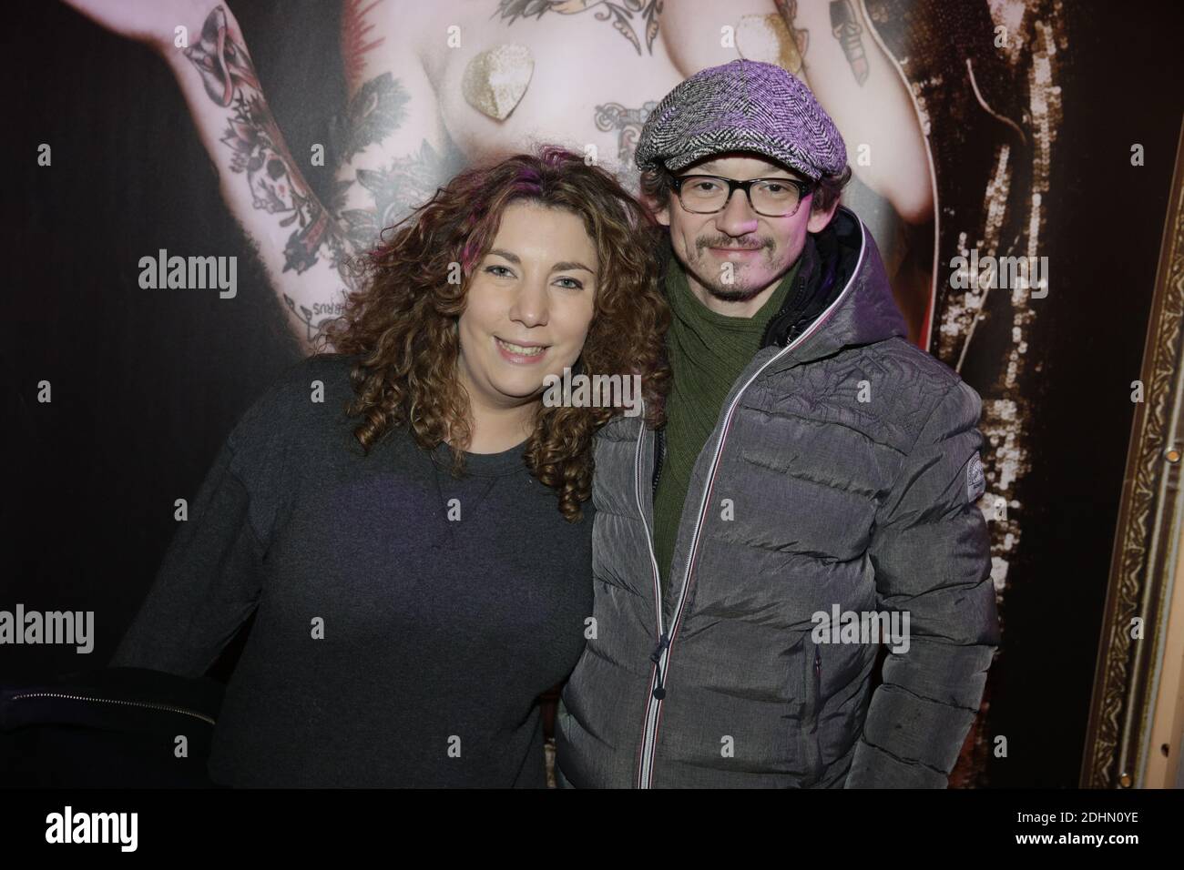 Julien Courbey et sa compagne assiste a la premiere de la Comedie ...