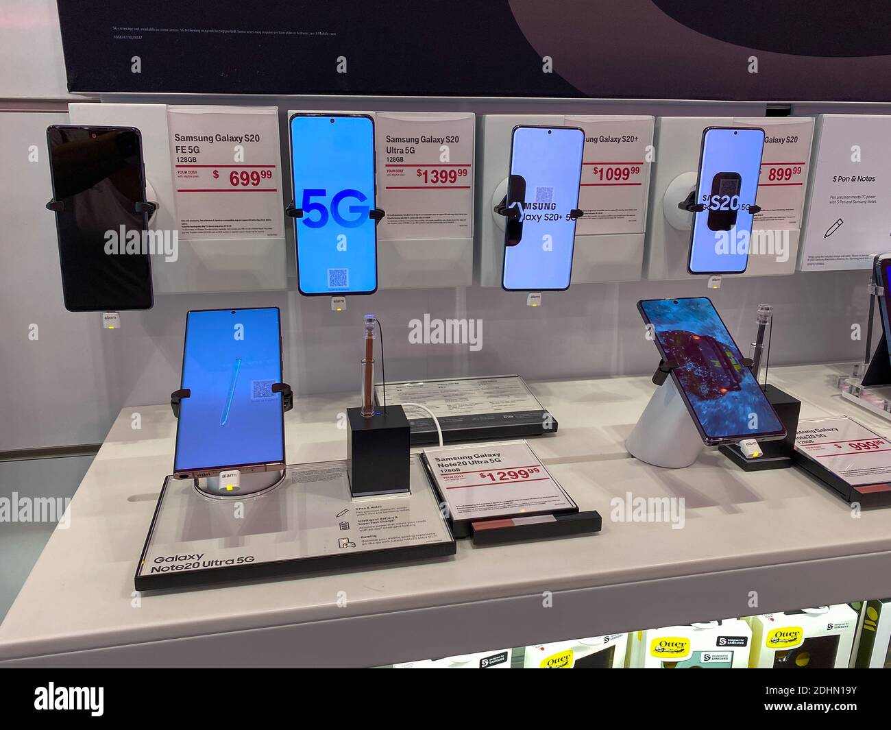 Samsung store interior hi-res stock photography and images - Alamy
