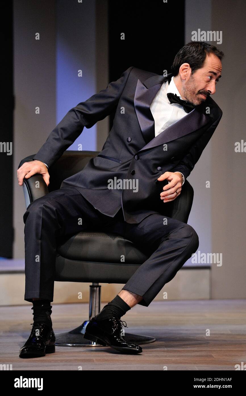 Eric Delcourt performe lors du filage de la piece 'Rumeurs' au theatre ...