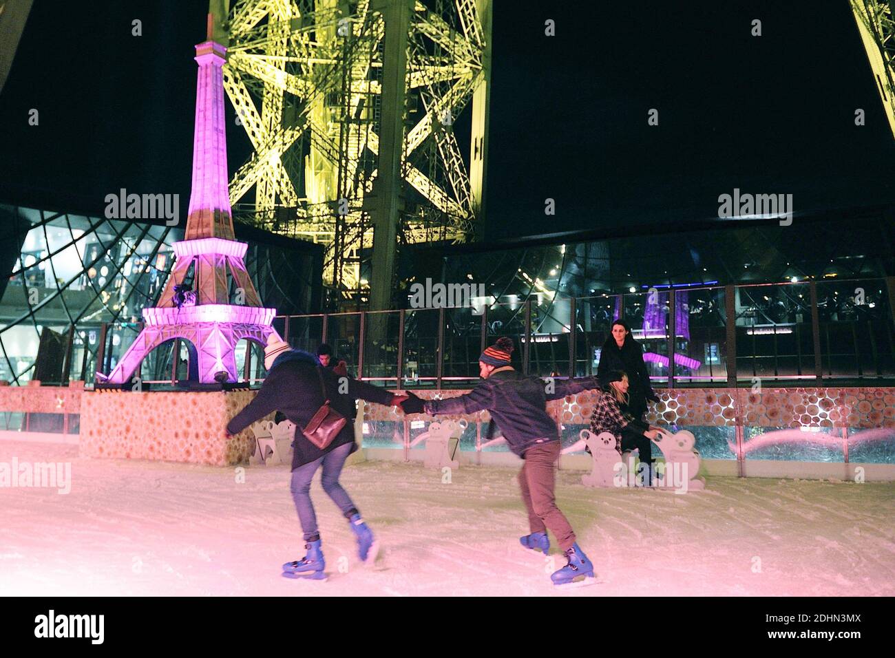 Paris eiffel tower ice skating hi-res stock photography and images - Alamy
