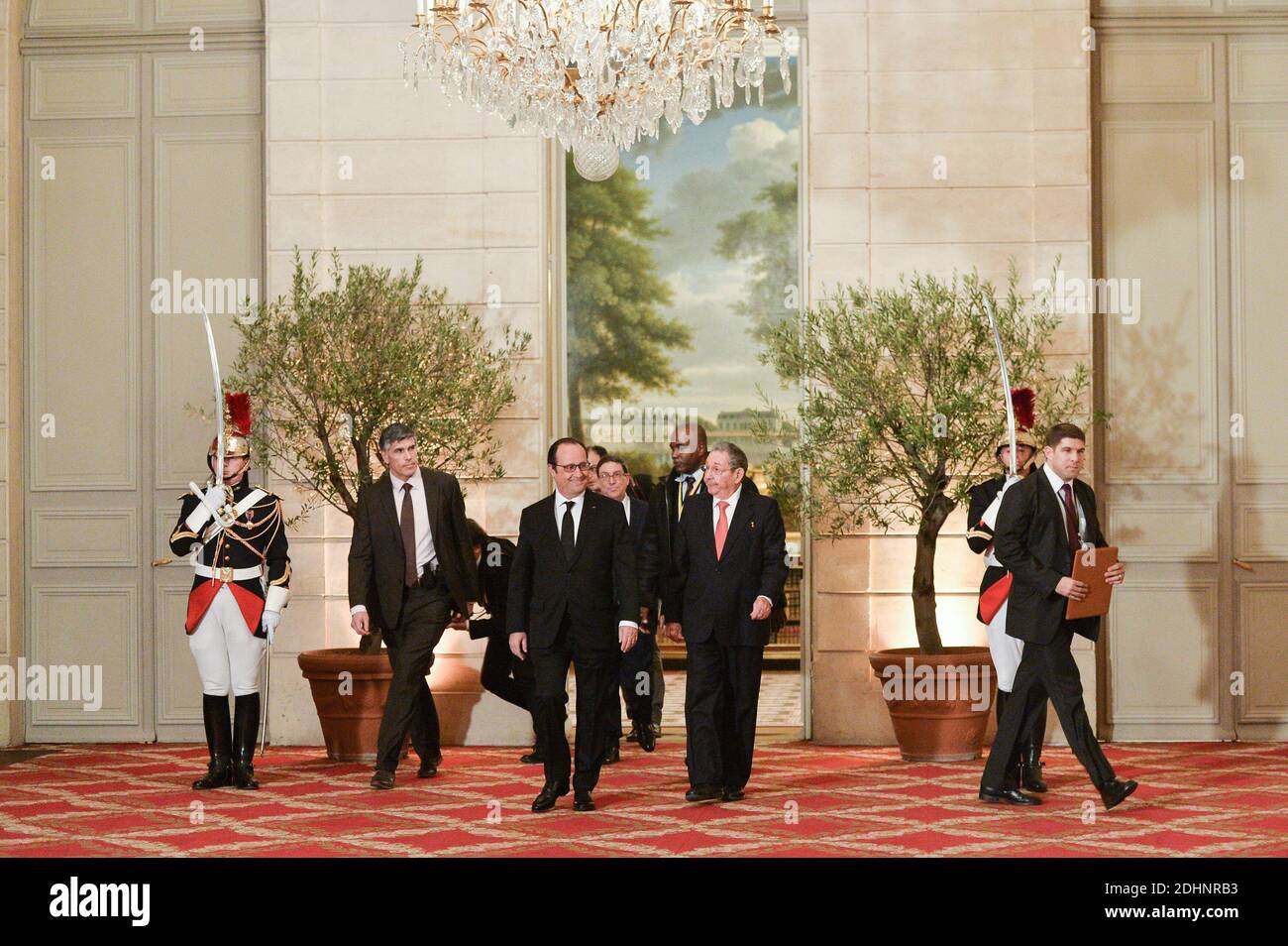 French President Francois Hollande and Cuba's President Raul Castro ...