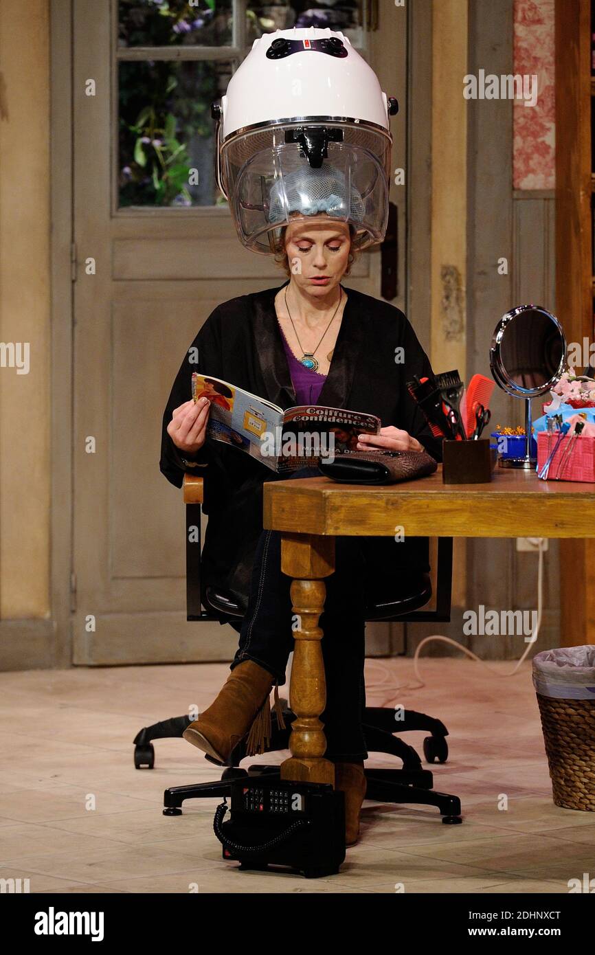 Anne Richard joue lors de la Generale de la piece 'Coiffure et ...