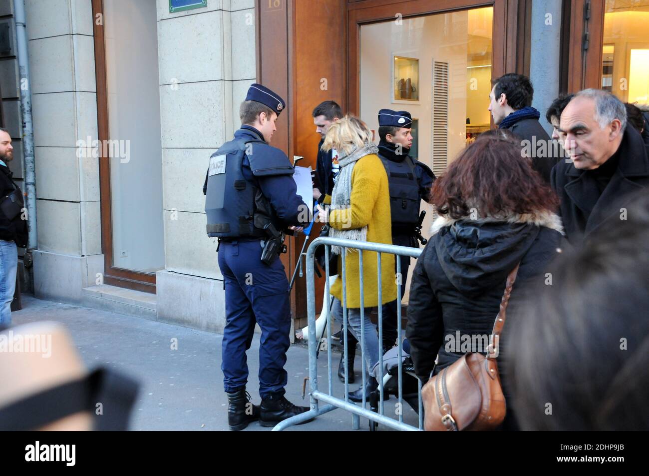 Queueing for a concert hi-res stock photography and images - Alamy