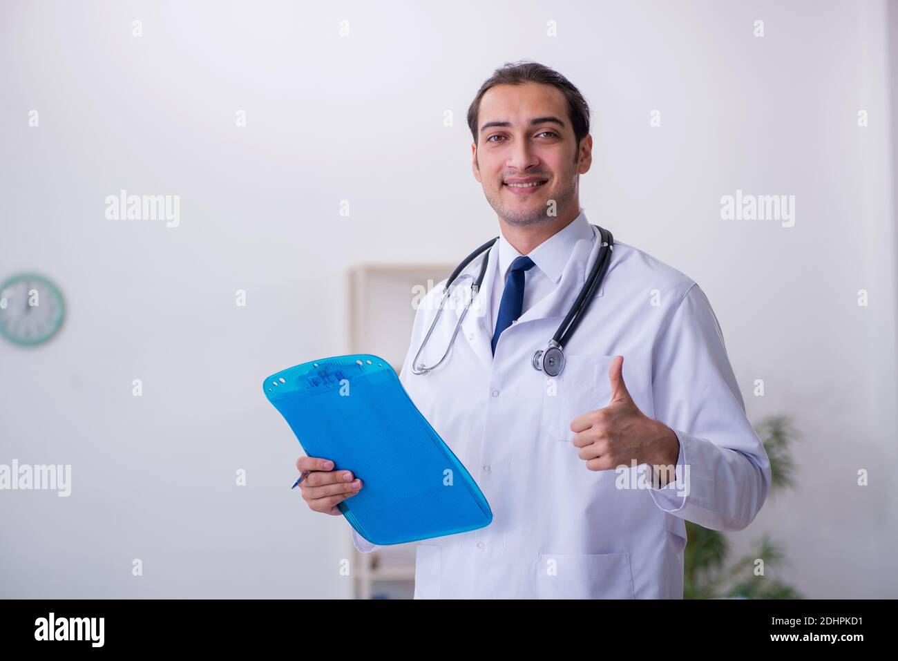 Doctor taking notes giving hi-res stock photography and images - Alamy