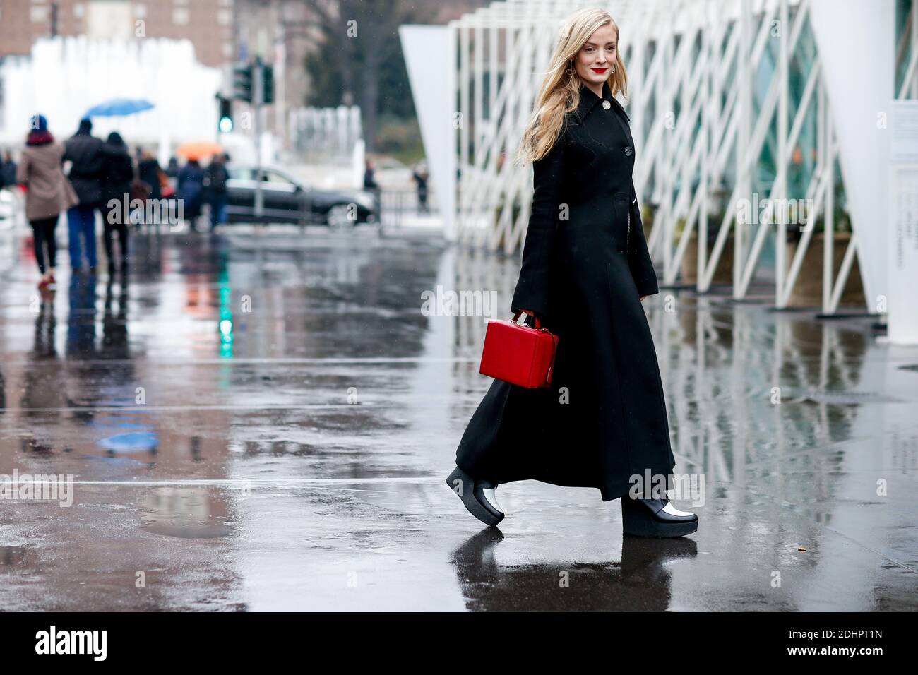 Street style, Kate Foley arriving at Jil Sander Fall-Winter 2016-2017 ...