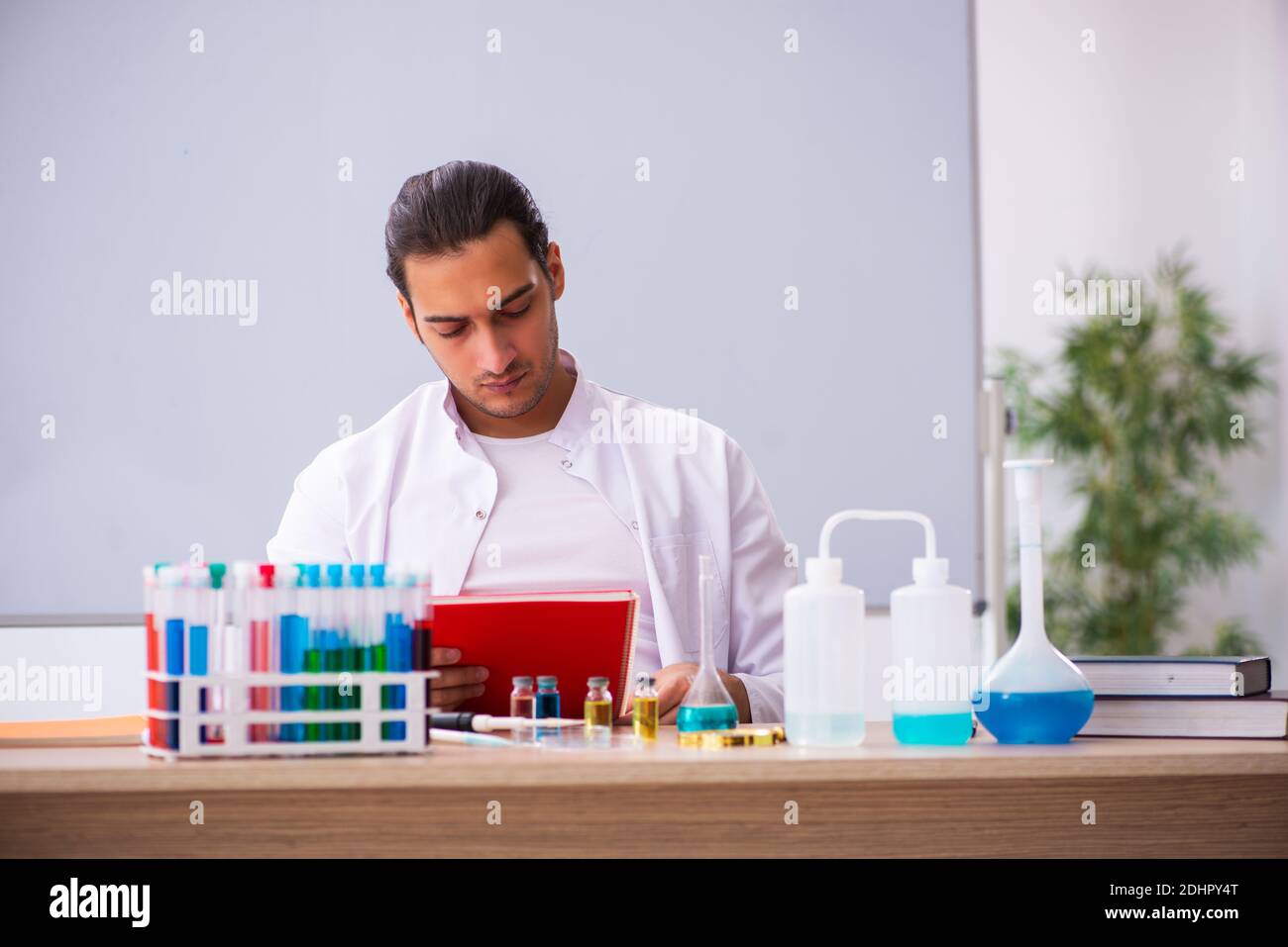 Young chemistry teacher in the classroom Stock Photo - Alamy