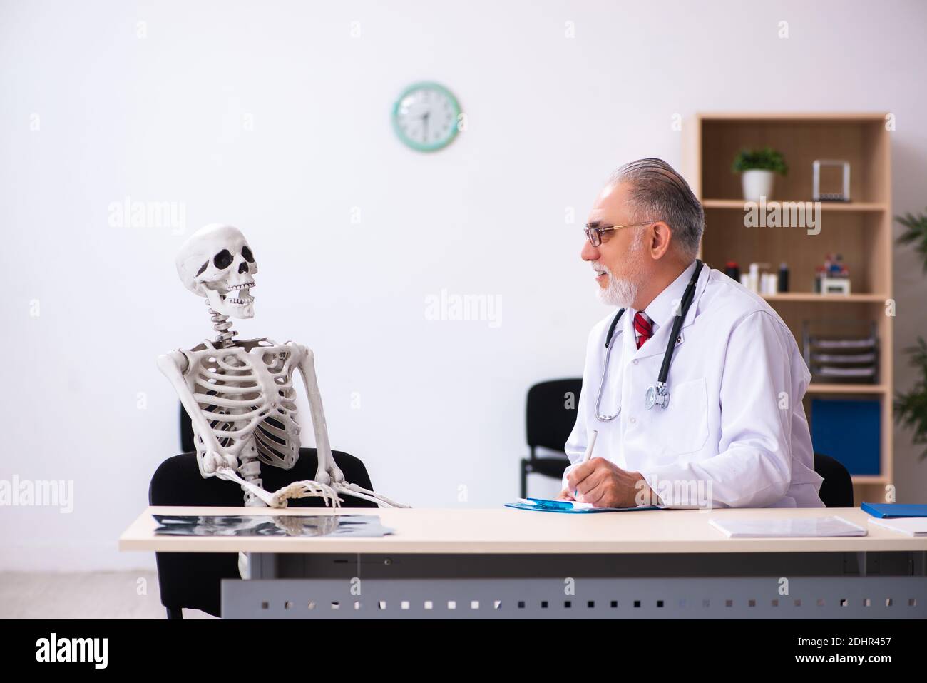 Old doctor and skeleton patient in the clinic Stock Photo - Alamy