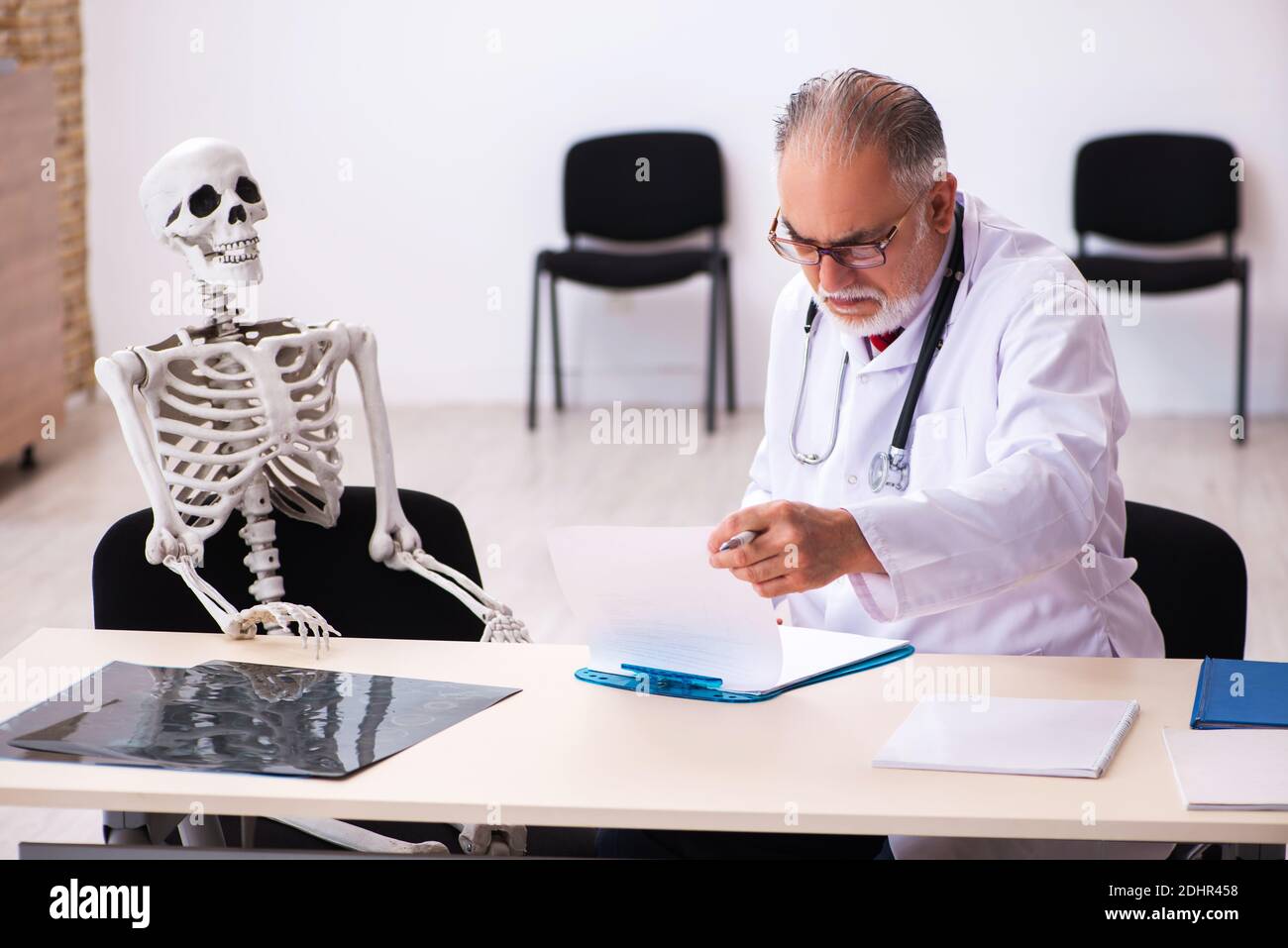 Old doctor and skeleton patient in the clinic Stock Photo - Alamy