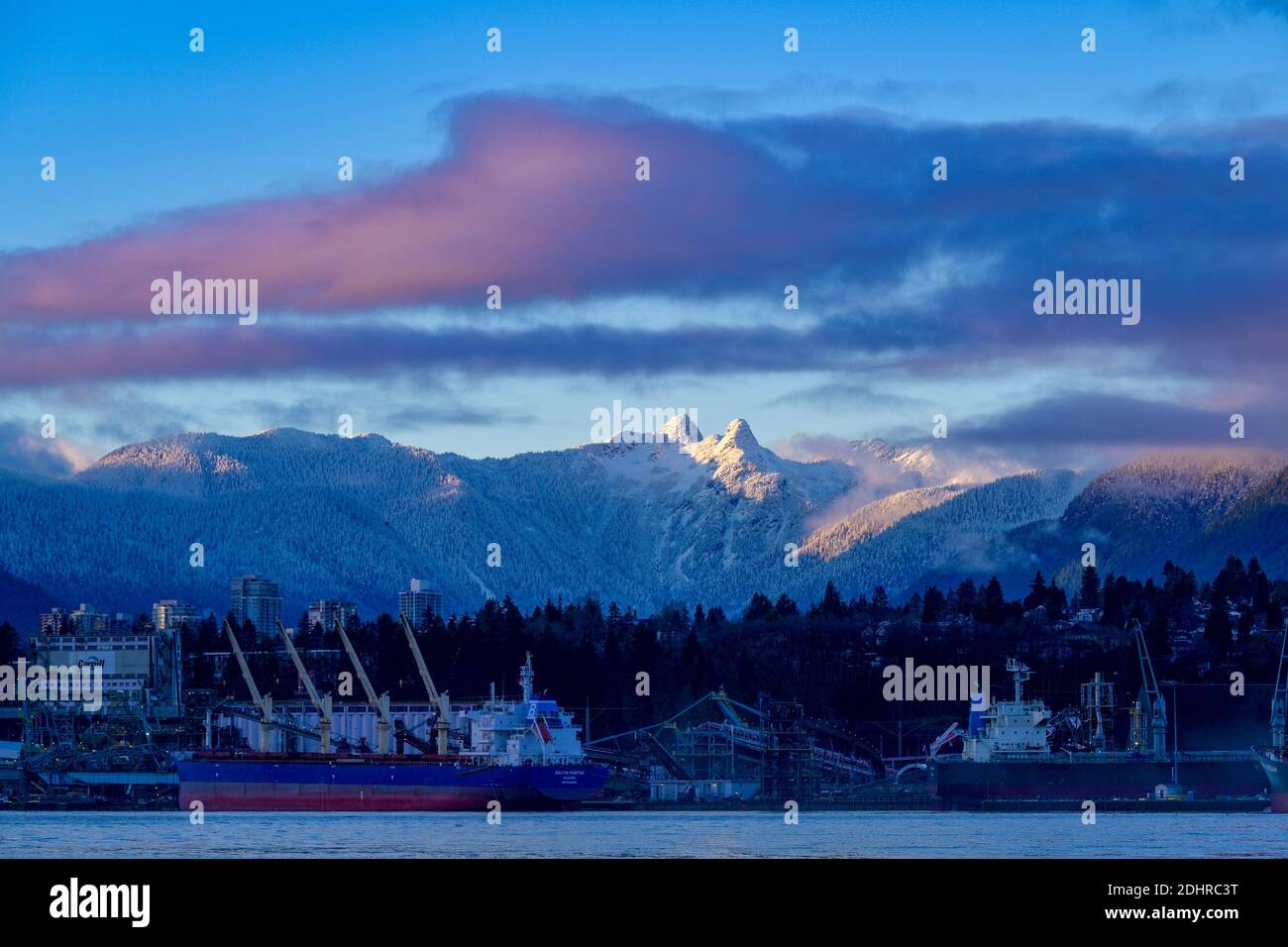 North shore mountains hi-res stock photography and images - Alamy