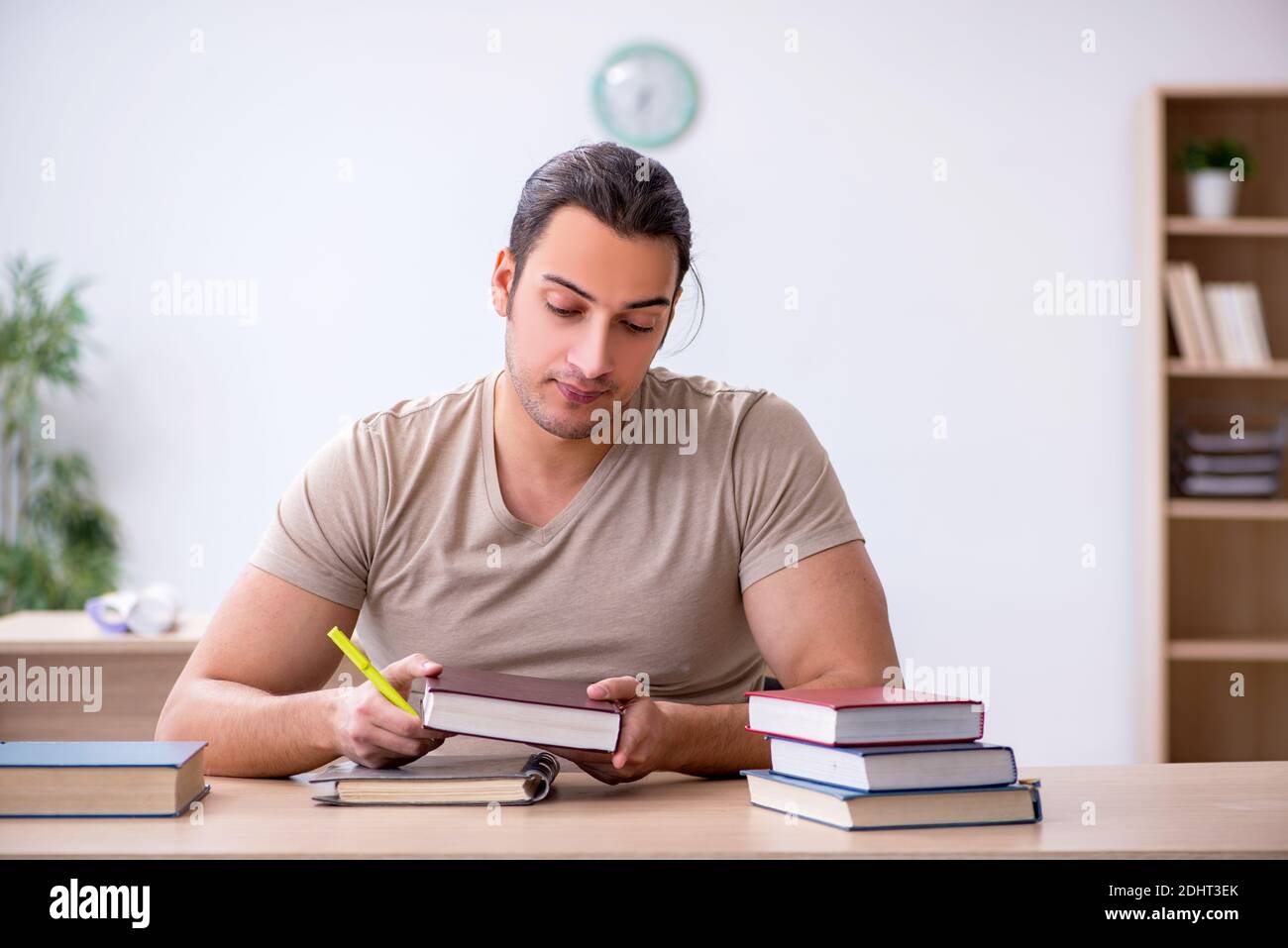 Teenager revising library hi-res stock photography and images - Alamy