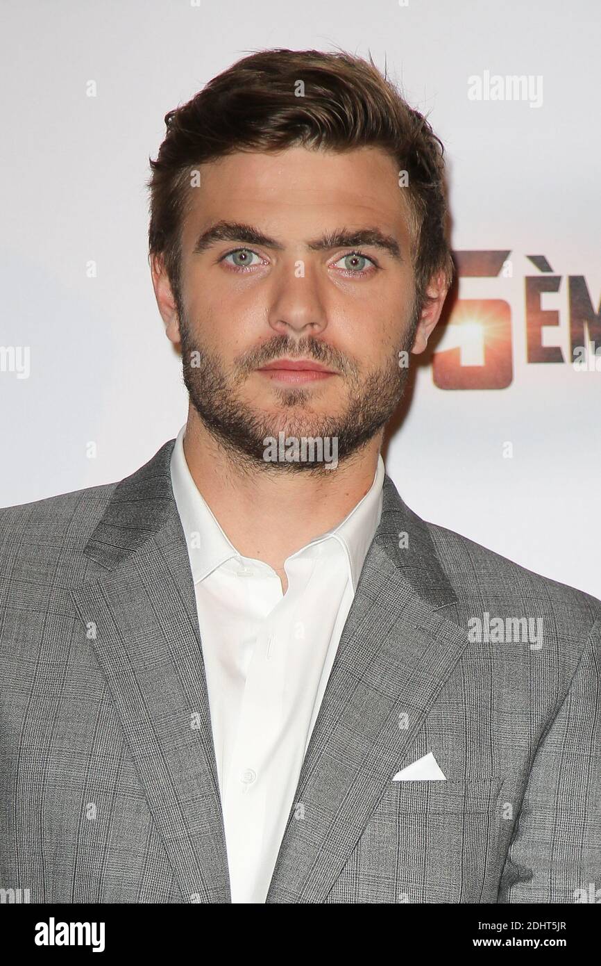 ALEX ROE - PHOTOCALL DU FILM 'LA 5ÈME VAGUE' AU BAR DU BRISTOL Photo by ...