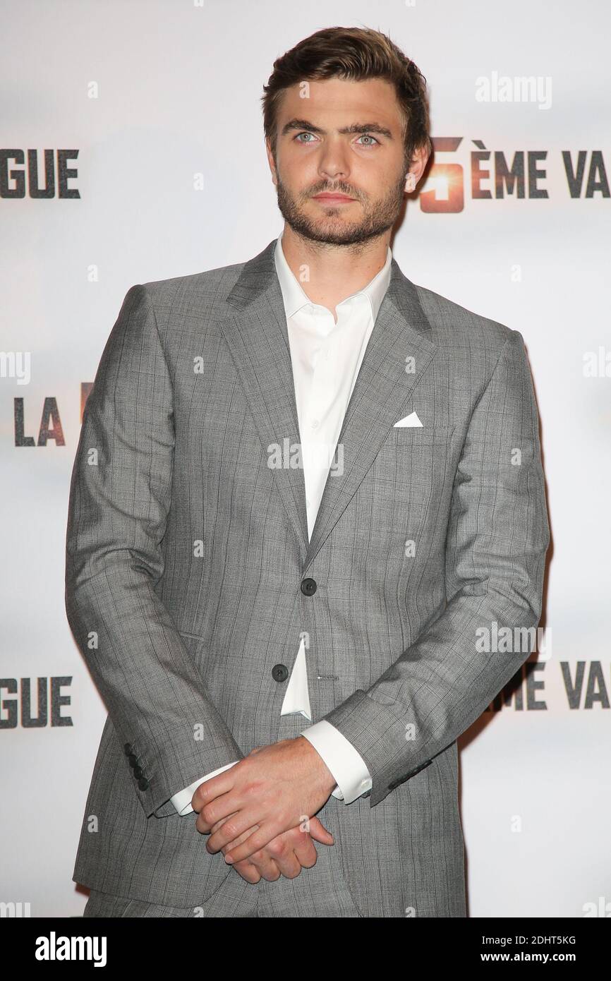 ALEX ROE - PHOTOCALL DU FILM 'LA 5ÈME VAGUE' AU BAR DU BRISTOL Photo by ...