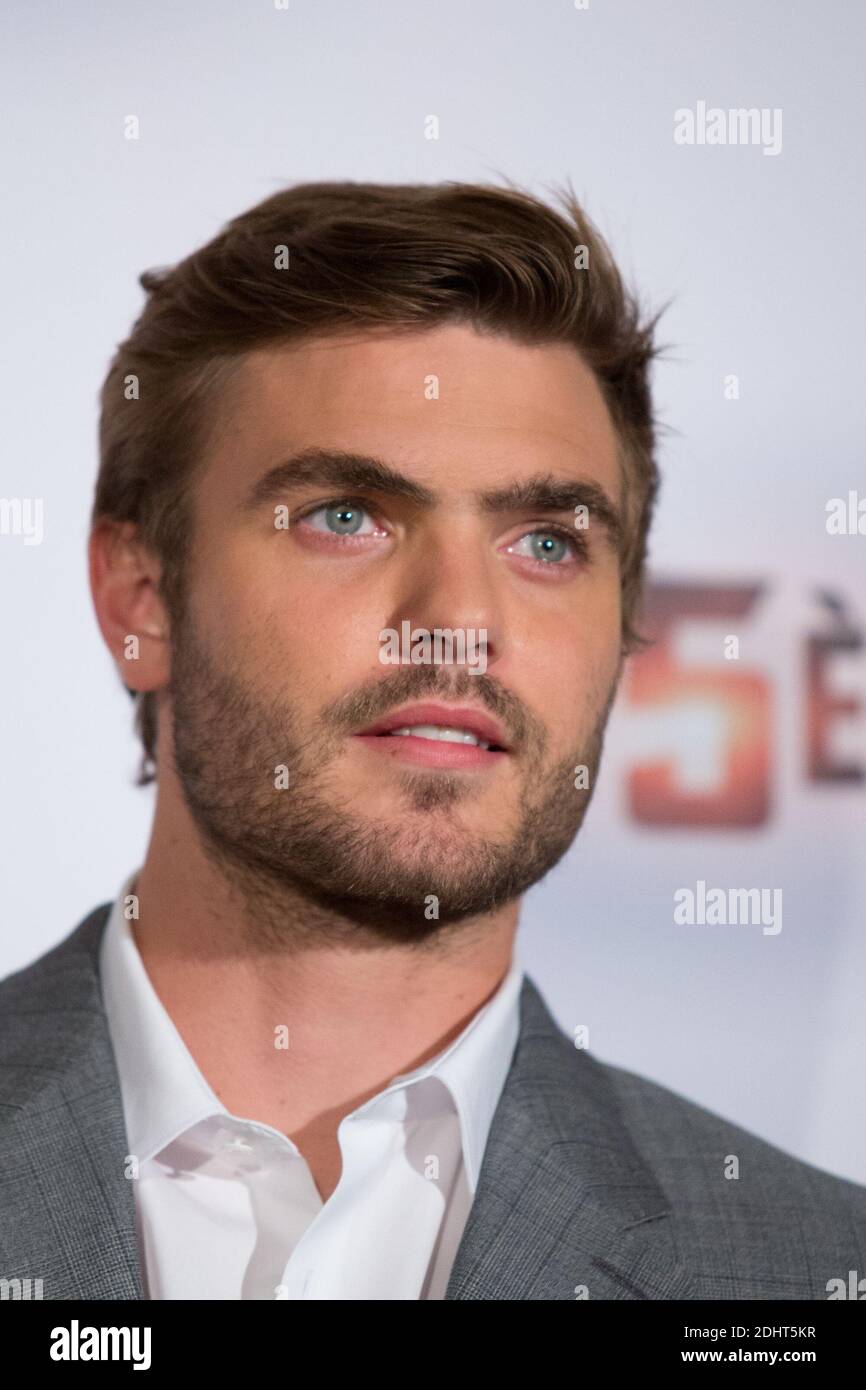 ALEX ROE - PHOTOCALL DU FILM 'LA 5ÈME VAGUE' AU BAR DU BRISTOL Photo by ...