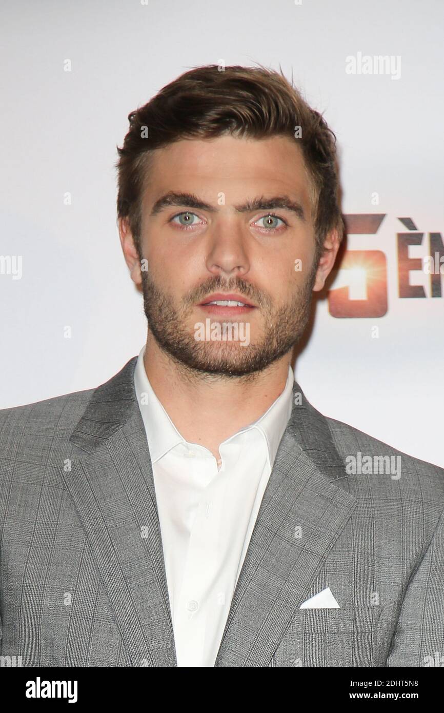 ALEX ROE - PHOTOCALL DU FILM 'LA 5ÈME VAGUE' AU BAR DU BRISTOL Photo by ...