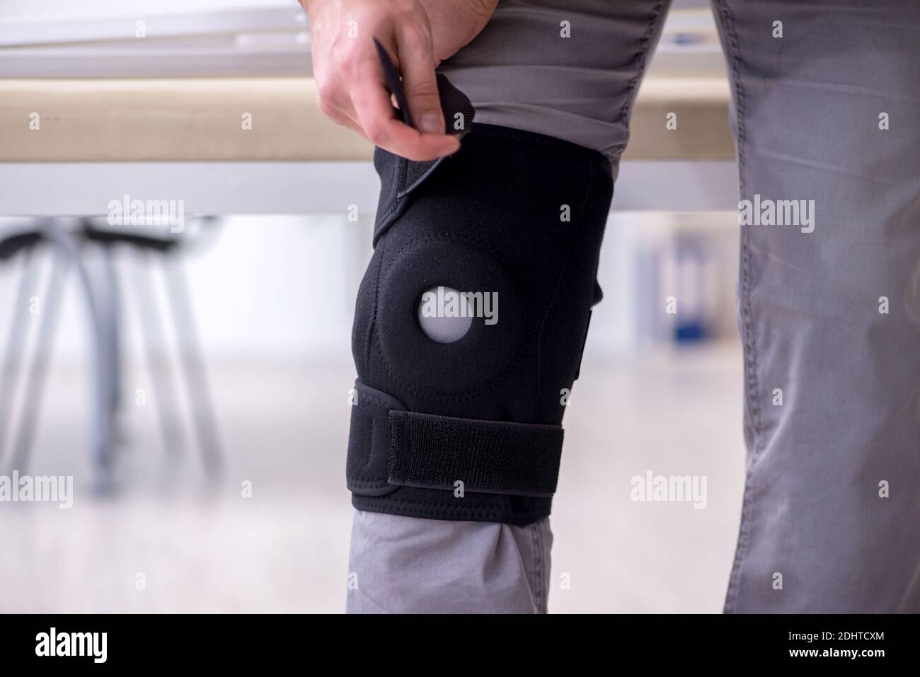 Young leg injured man in hospital Stock Photo - Alamy