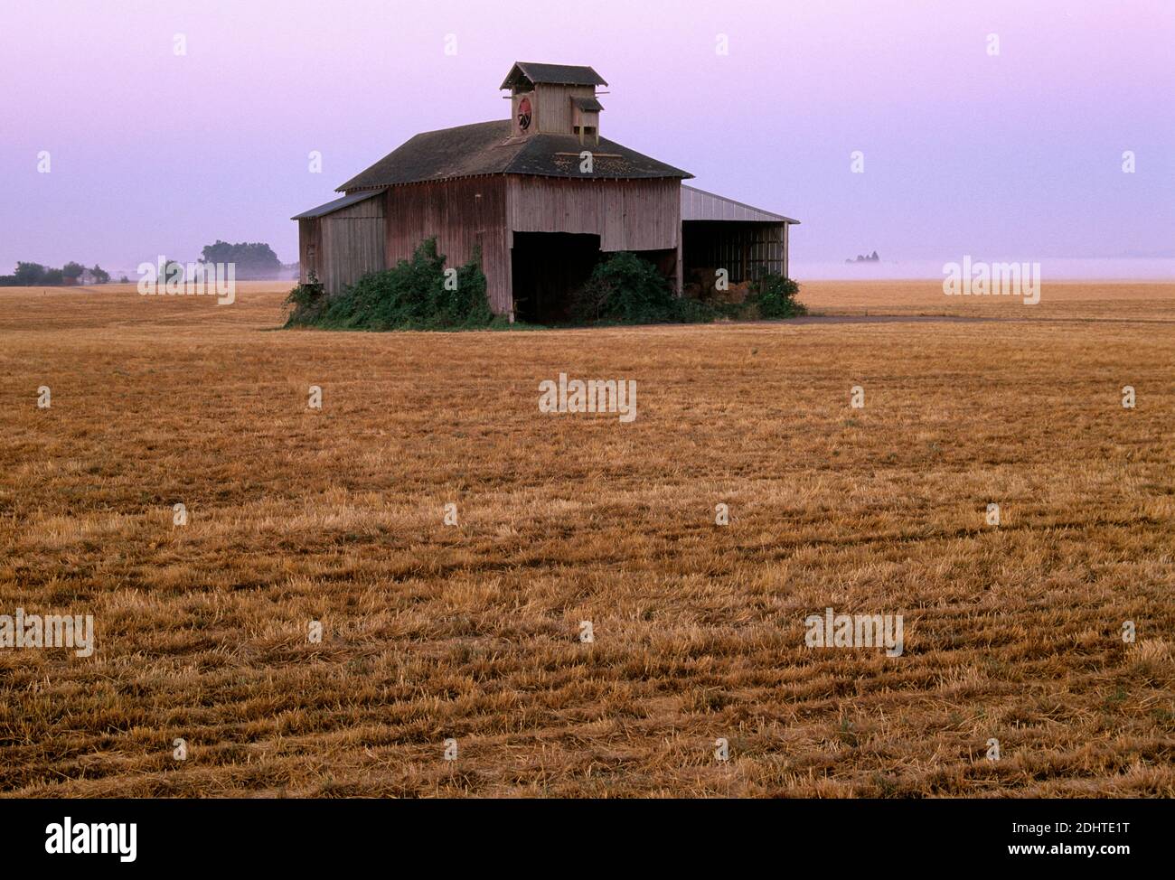 Farmland barn hi-res stock photography and images - Alamy