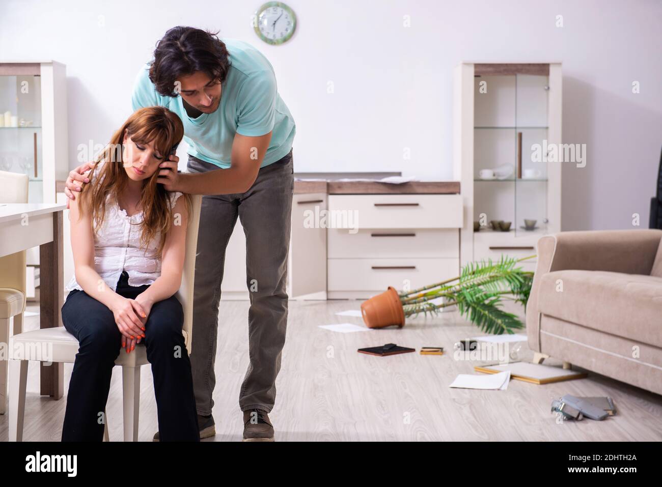 House burglary couple hi-res stock photography and images - Alamy