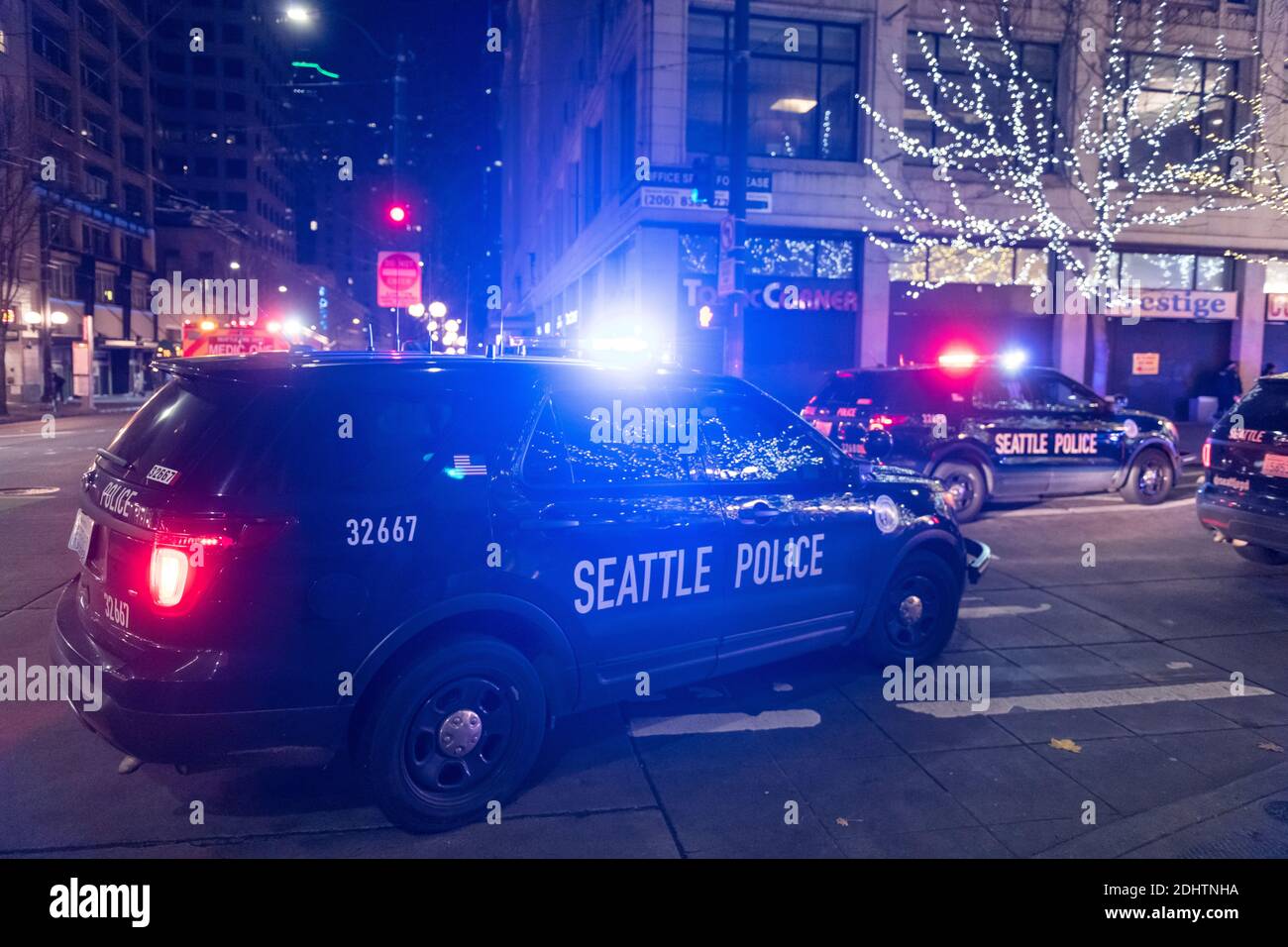 Seattle, USA. 11th Dec, 2020. Early in the evening on 3rd and Pine ...