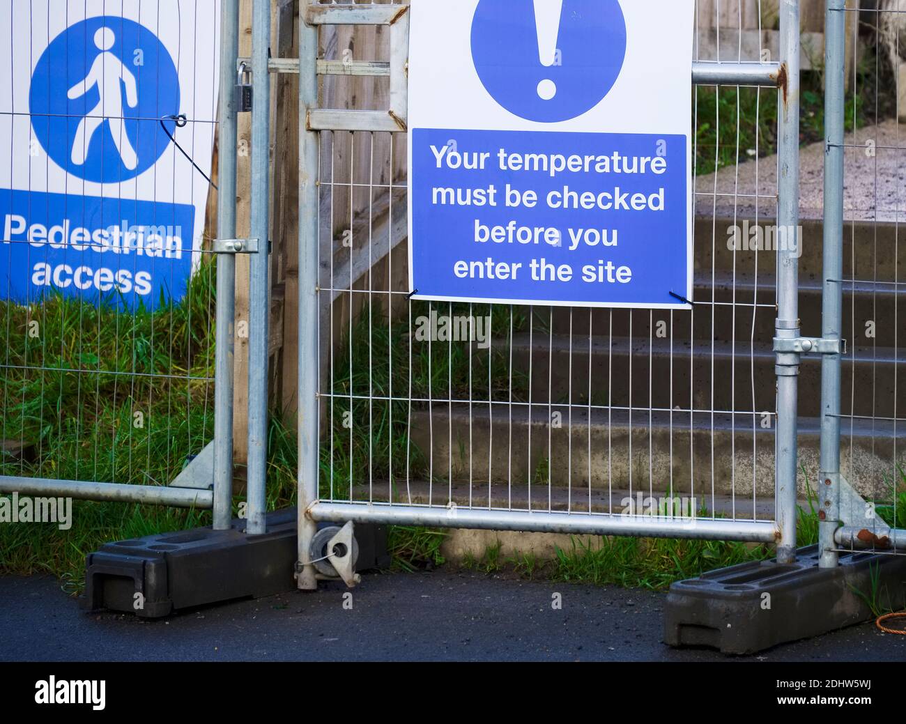Construction building site Covid-19 temperature check sign Stock Photo ...