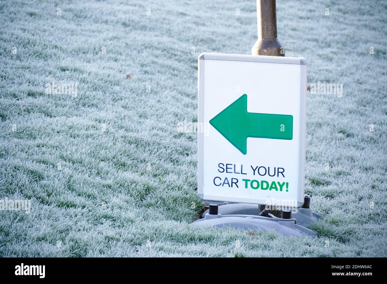 Sell your car sign and direction arrow Stock Photo - Alamy