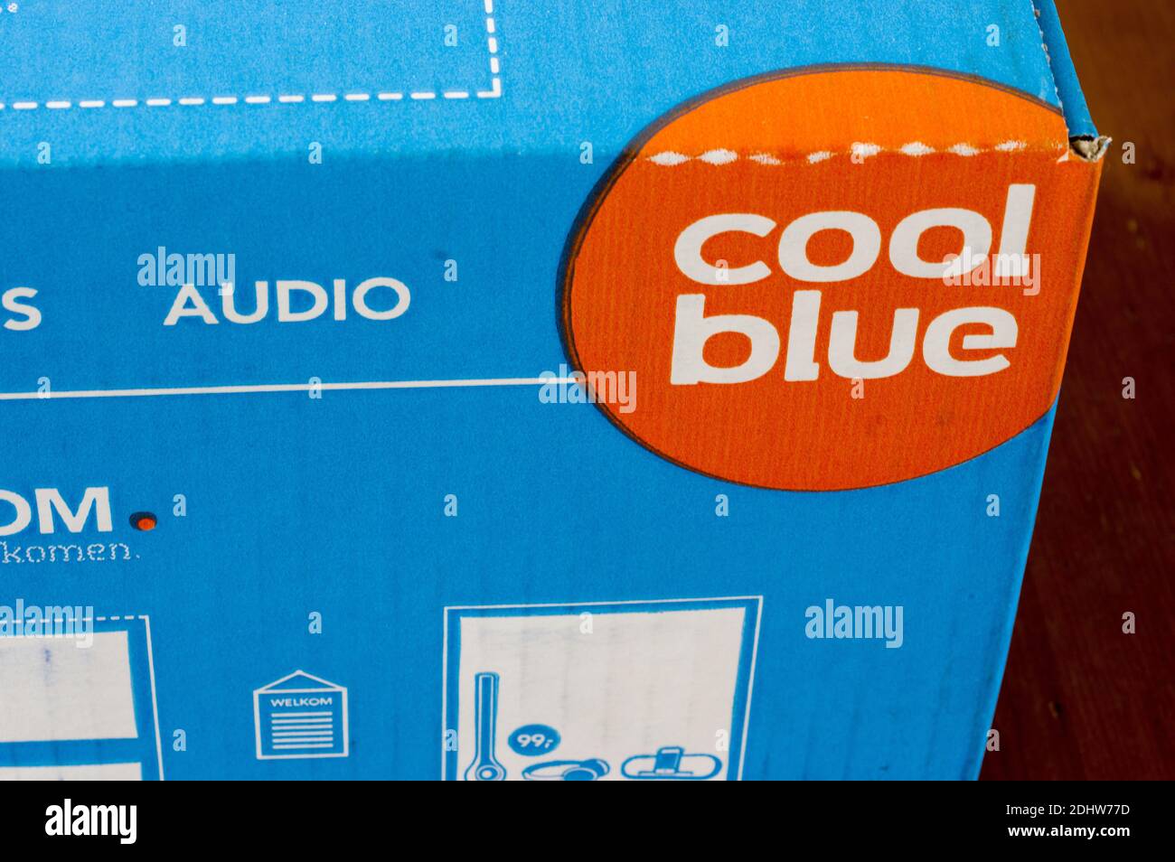 Coolblue logo hi-res stock photography and images - Alamy