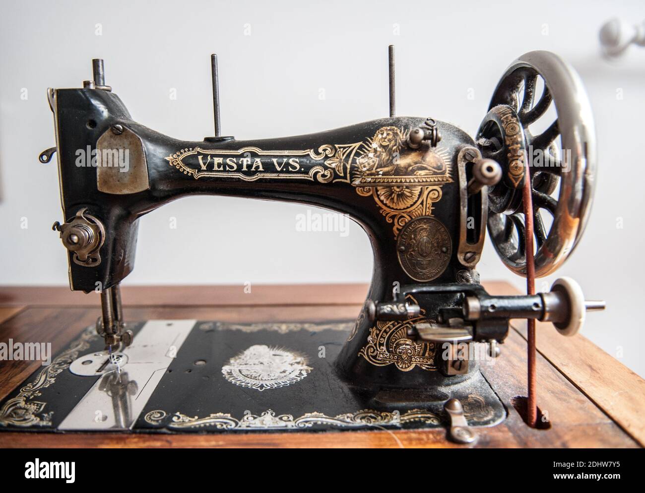A original Vesta sewing machine, fully functional, with almost a ...
