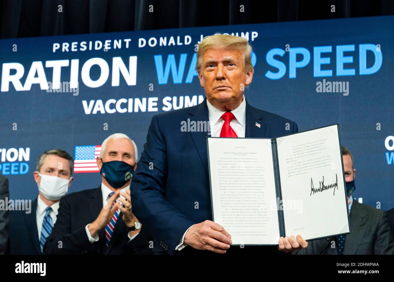Trump pence 2020 sign hi-res stock photography and images - Alamy