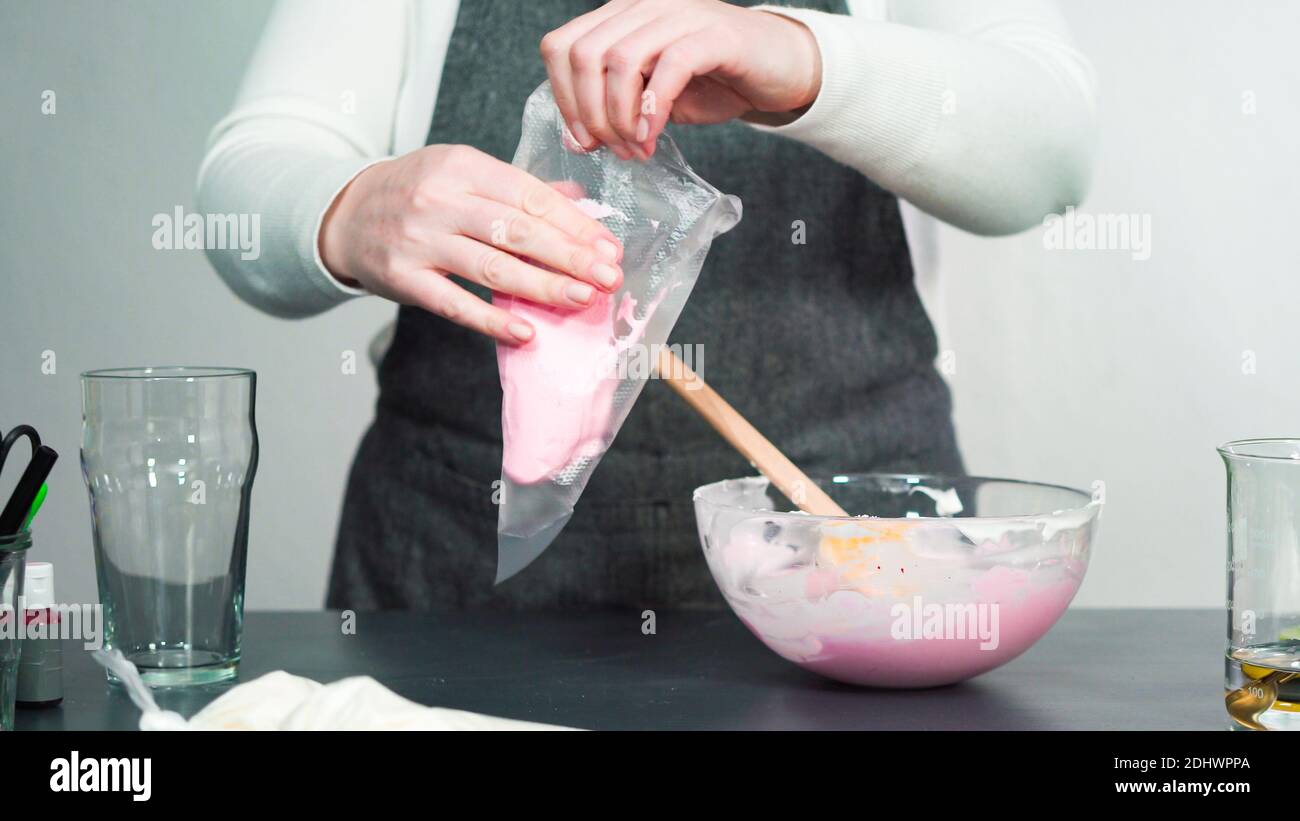 Royal icing piping bag hi-res stock photography and images - Alamy