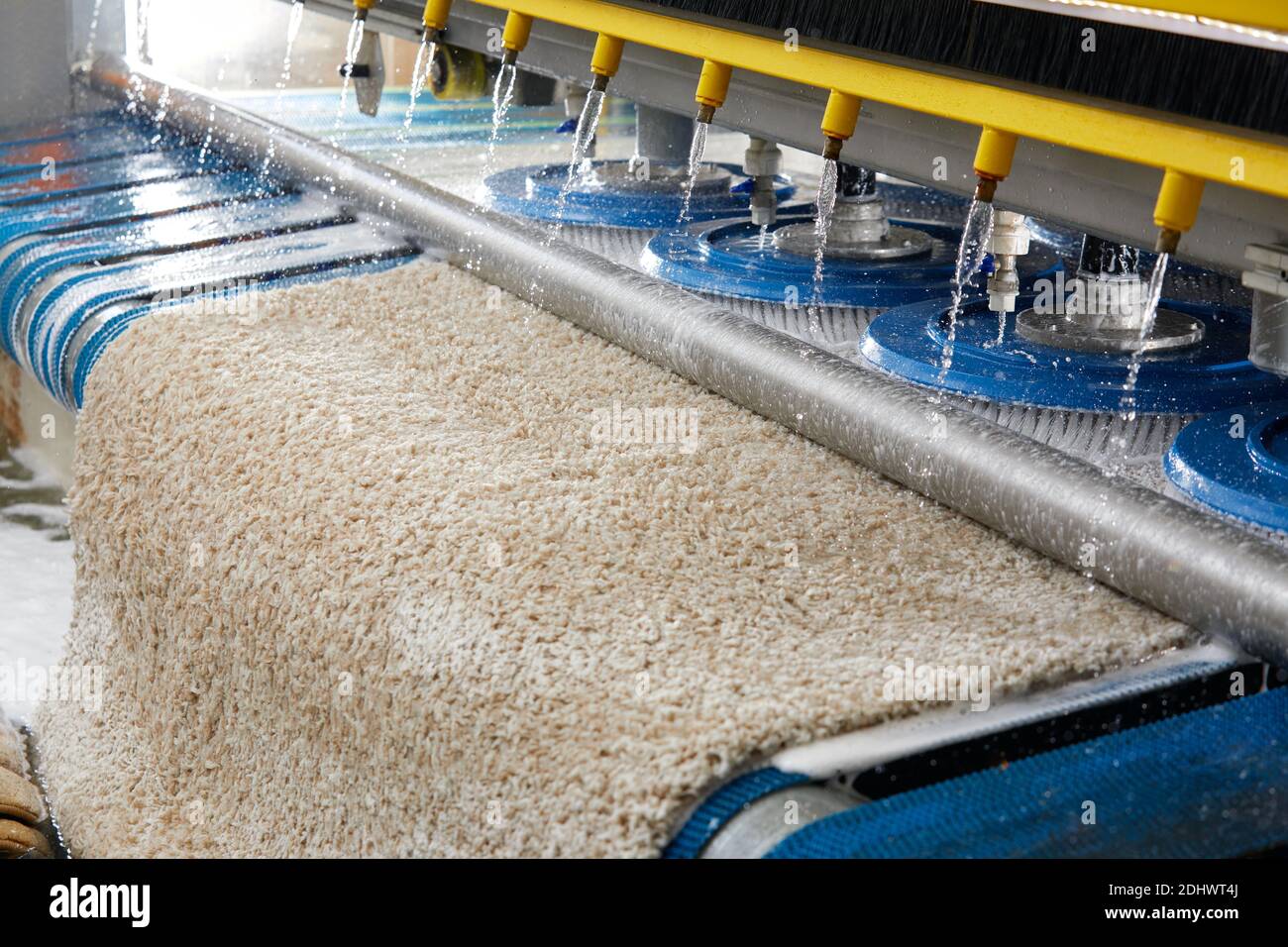 Automatic machine and equipment for carpet washing and dry cleaning ...