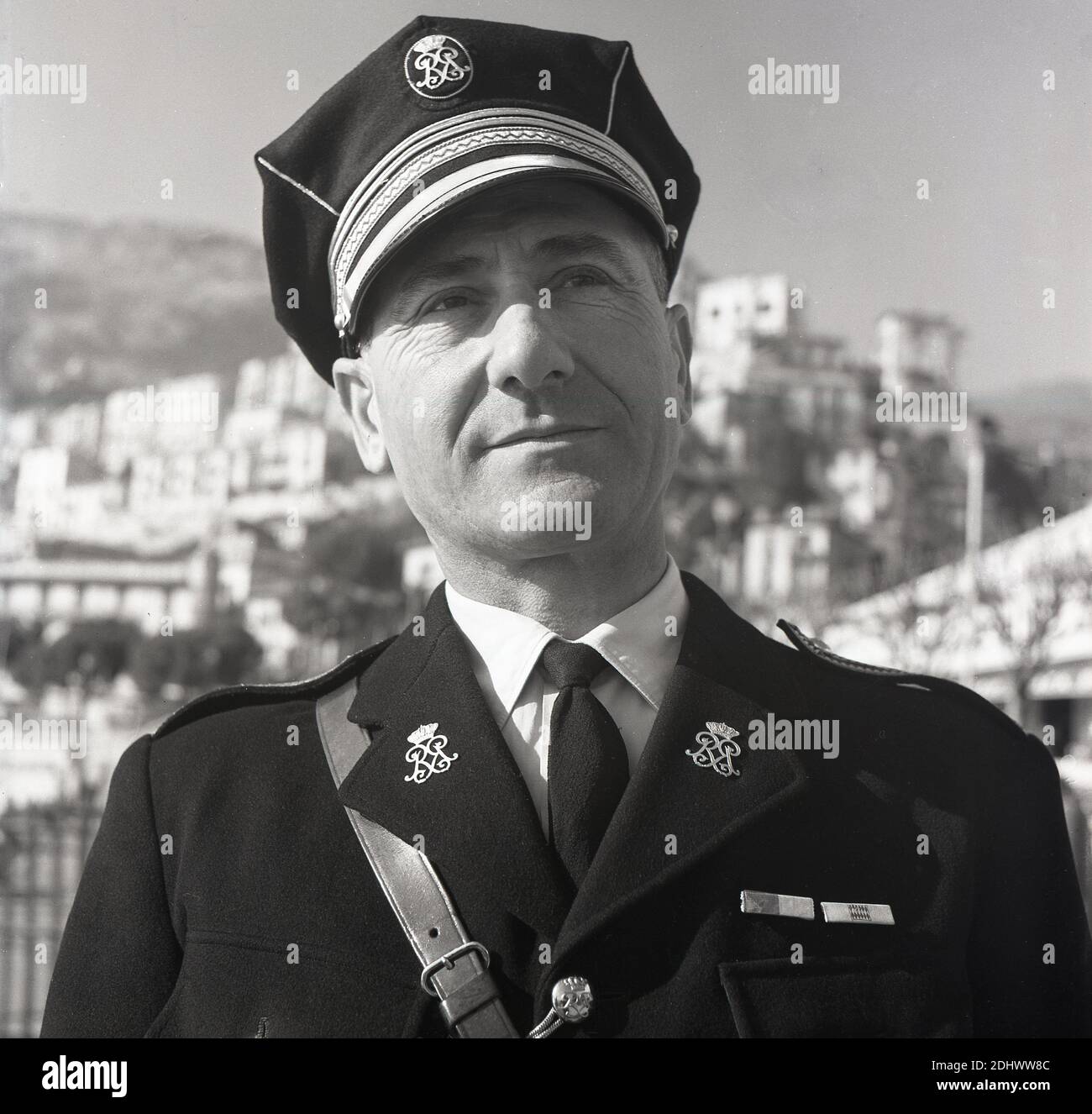 Policeman wearing uniform hi-res stock photography and images - Alamy