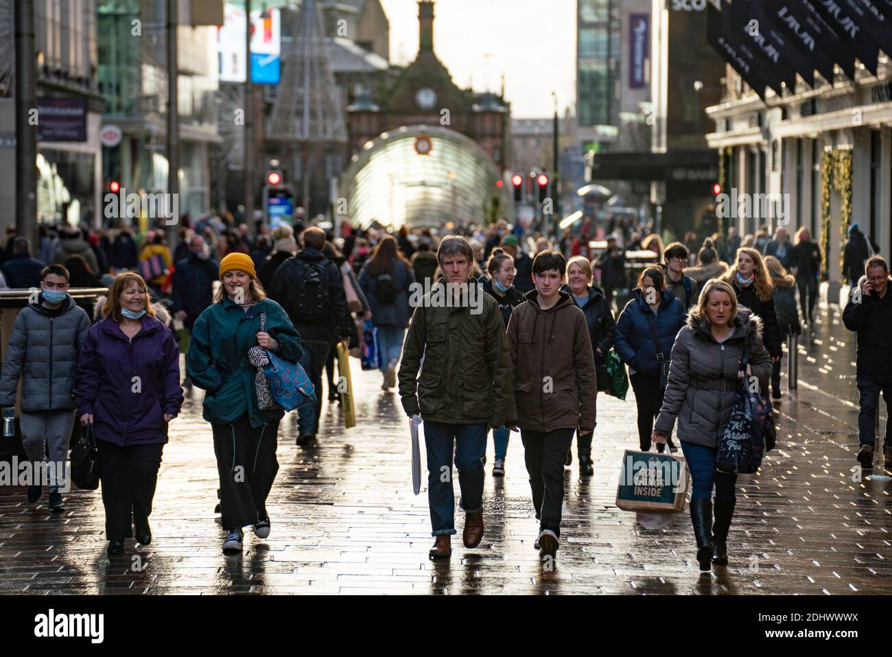 Busy busy city hi-res stock photography and images - Alamy