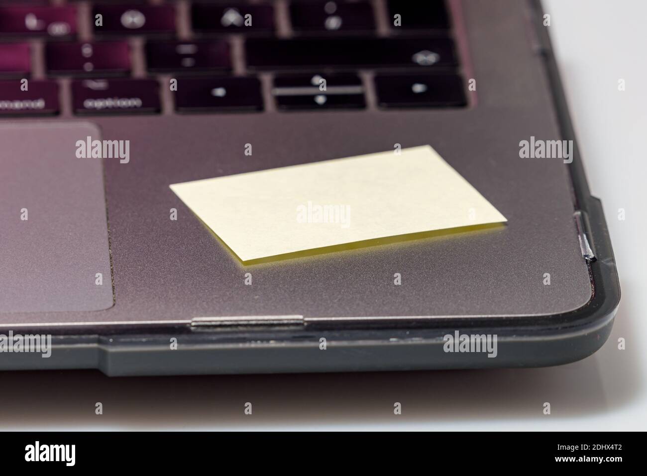 laptop with post it in the office Stock Photo - Alamy