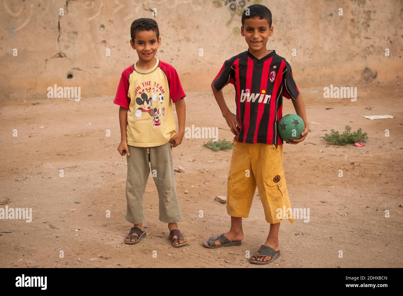 Arabic boys playing football hi-res stock photography and images - Alamy
