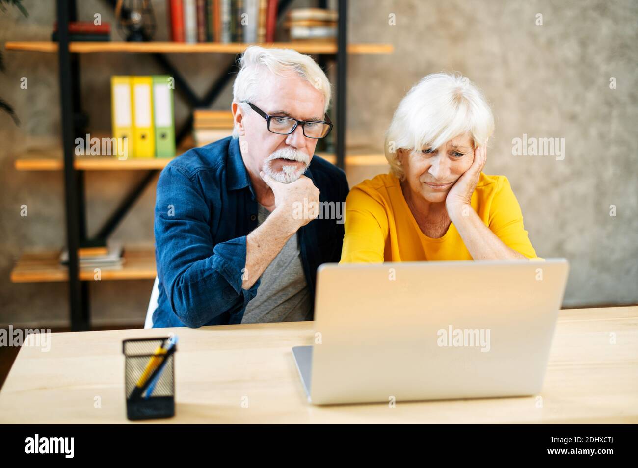 Woman looks sad laptop hi-res stock photography and images - Alamy