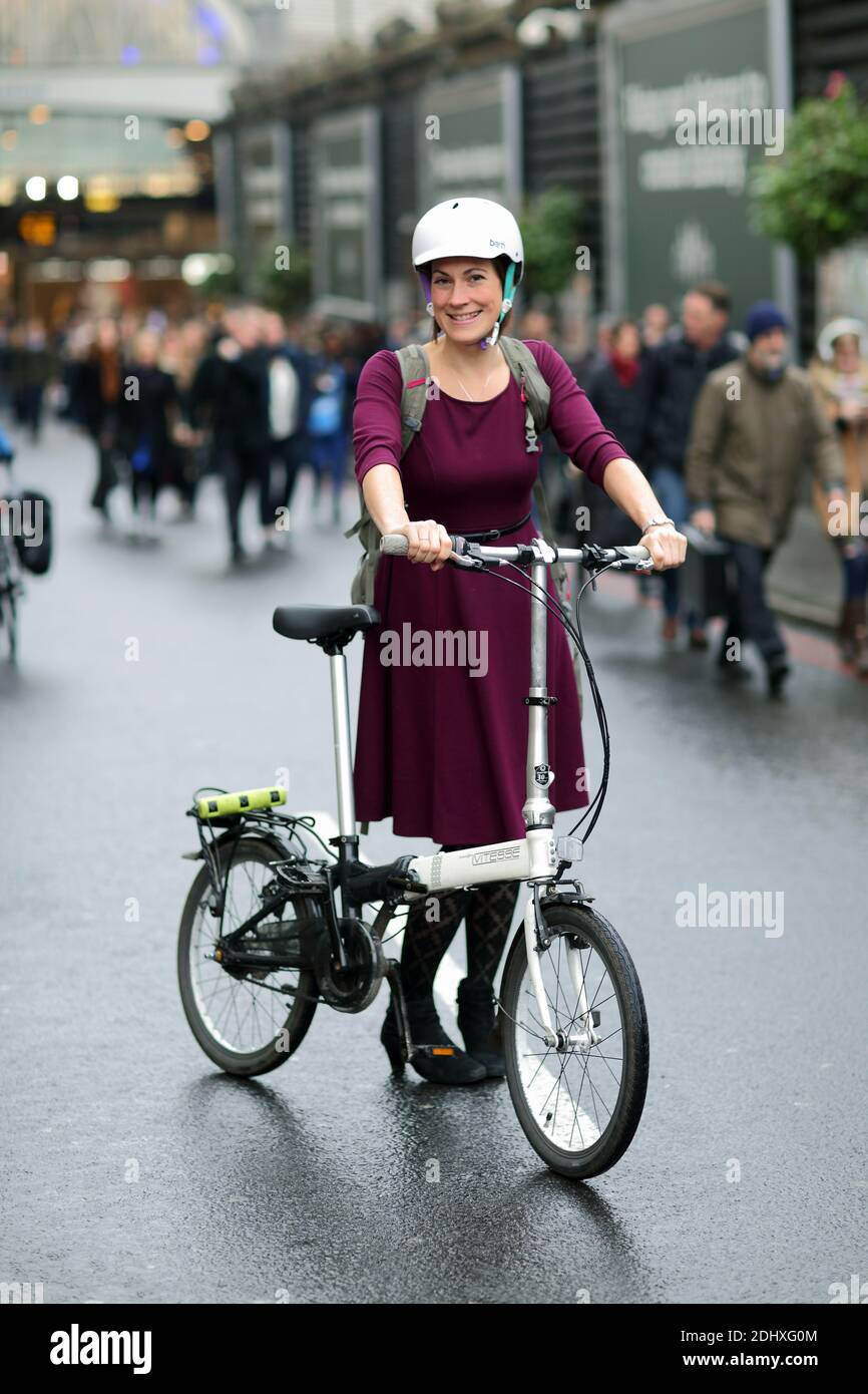 Woman ycling hi-res stock photography and images - Alamy